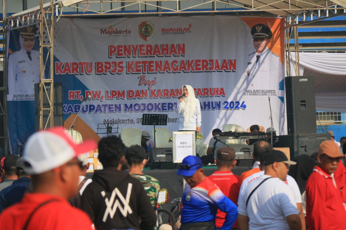 Bupati Ikfina Serahkan 16.382 BPJS Ketenagakerjaan untuk RT, RW, LPM, dan Karang Taruna se ...