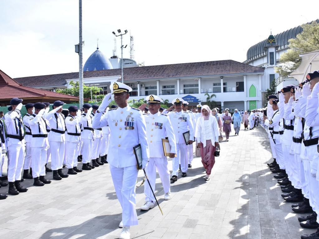 Kolinlamil Menggelar Upacara Tradisi Wisuda Purna Bakti Tahun 2025 Yang Diikuti Personel Militer ...
